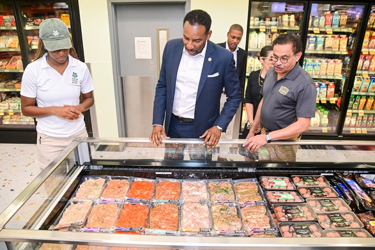 Azalea Fresh Market Opens As Atlanta's First Municipal Grocery Store